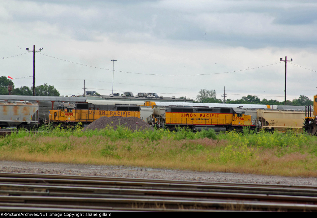 UP 2986 Leads the yard power Back to the hump.